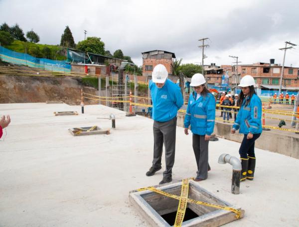 ¿Cómo solicitar la reconexión de agua al acueducto en Bogotá?