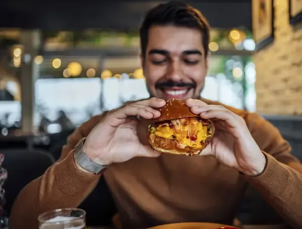 La comida sabe mejor con las manos: razones científicas demuestran que ...