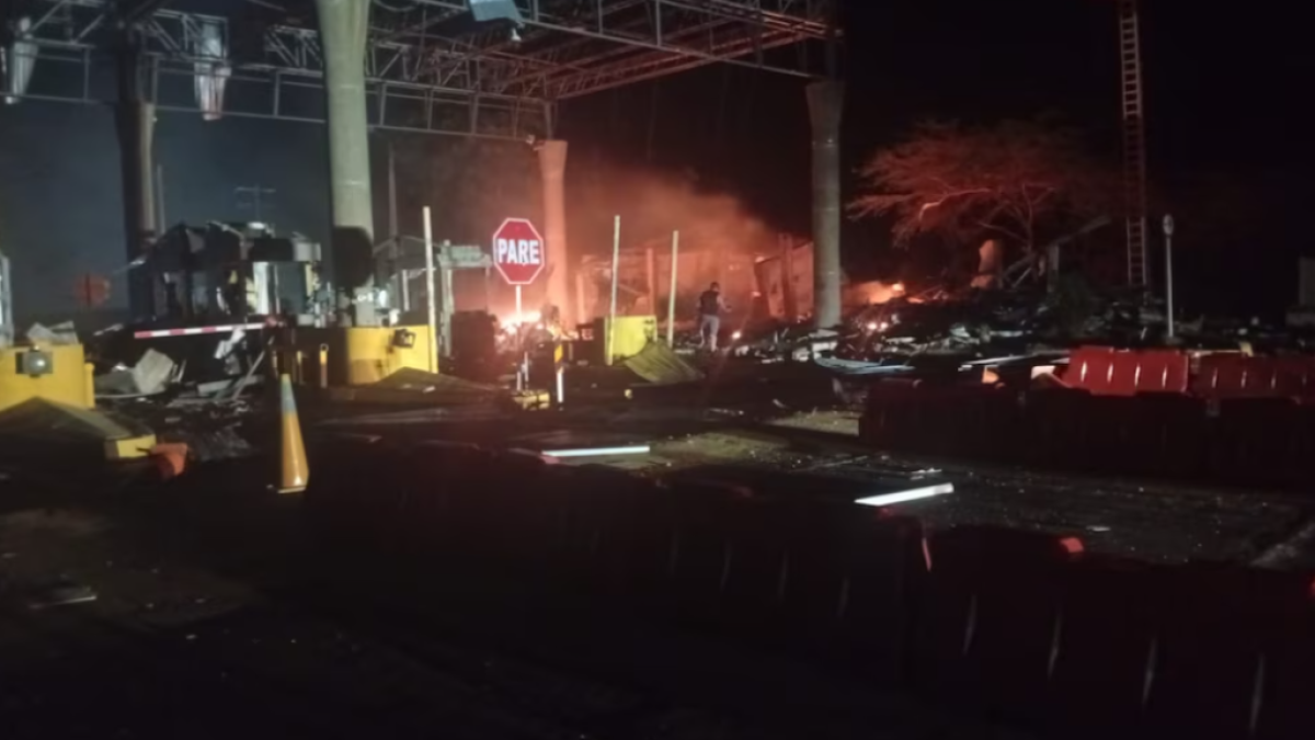 Dos personas muertas en ataque con explosivos contra un peaje en el ...