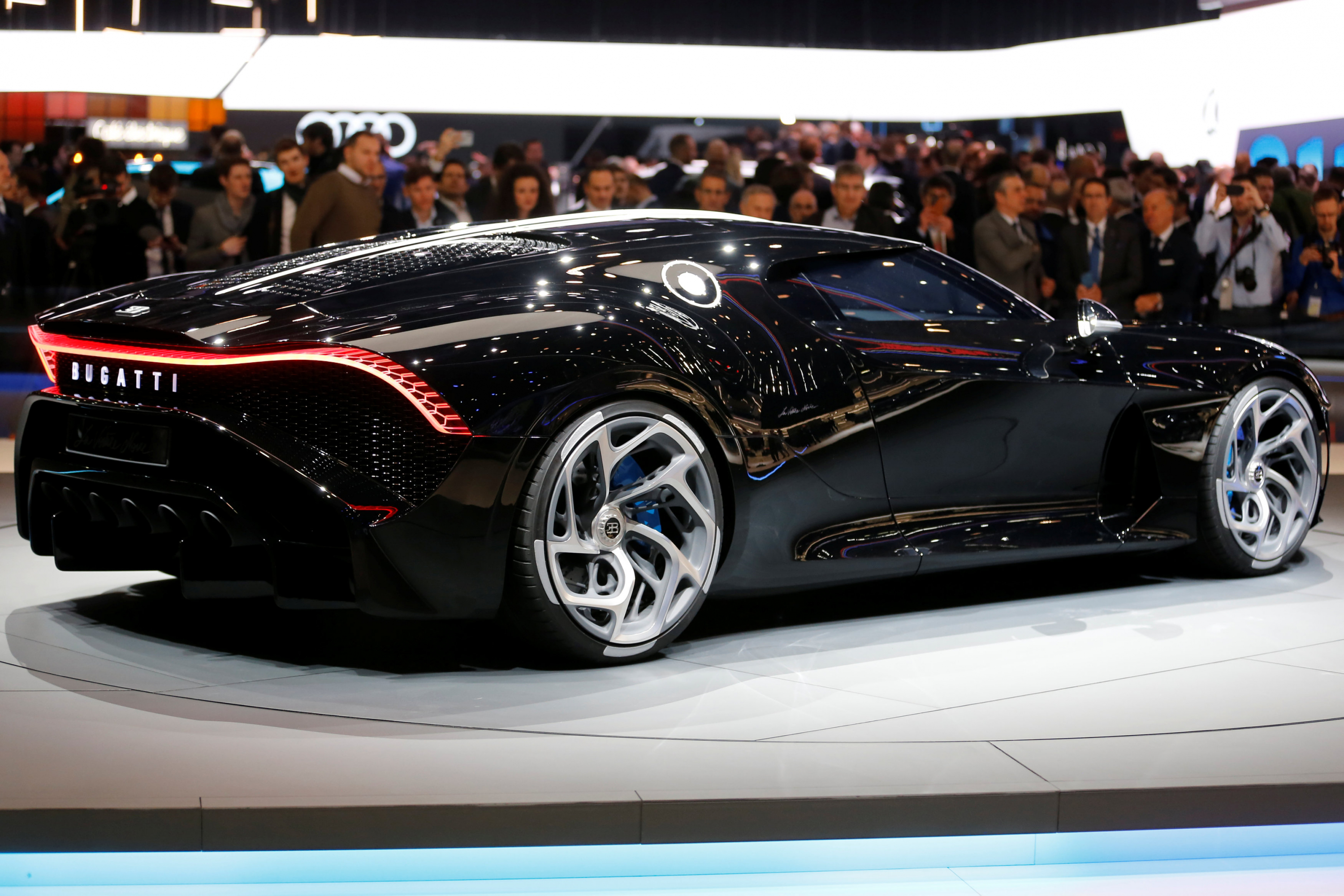 El carro de los 38.700 millones de pesos que presentó Bugatti