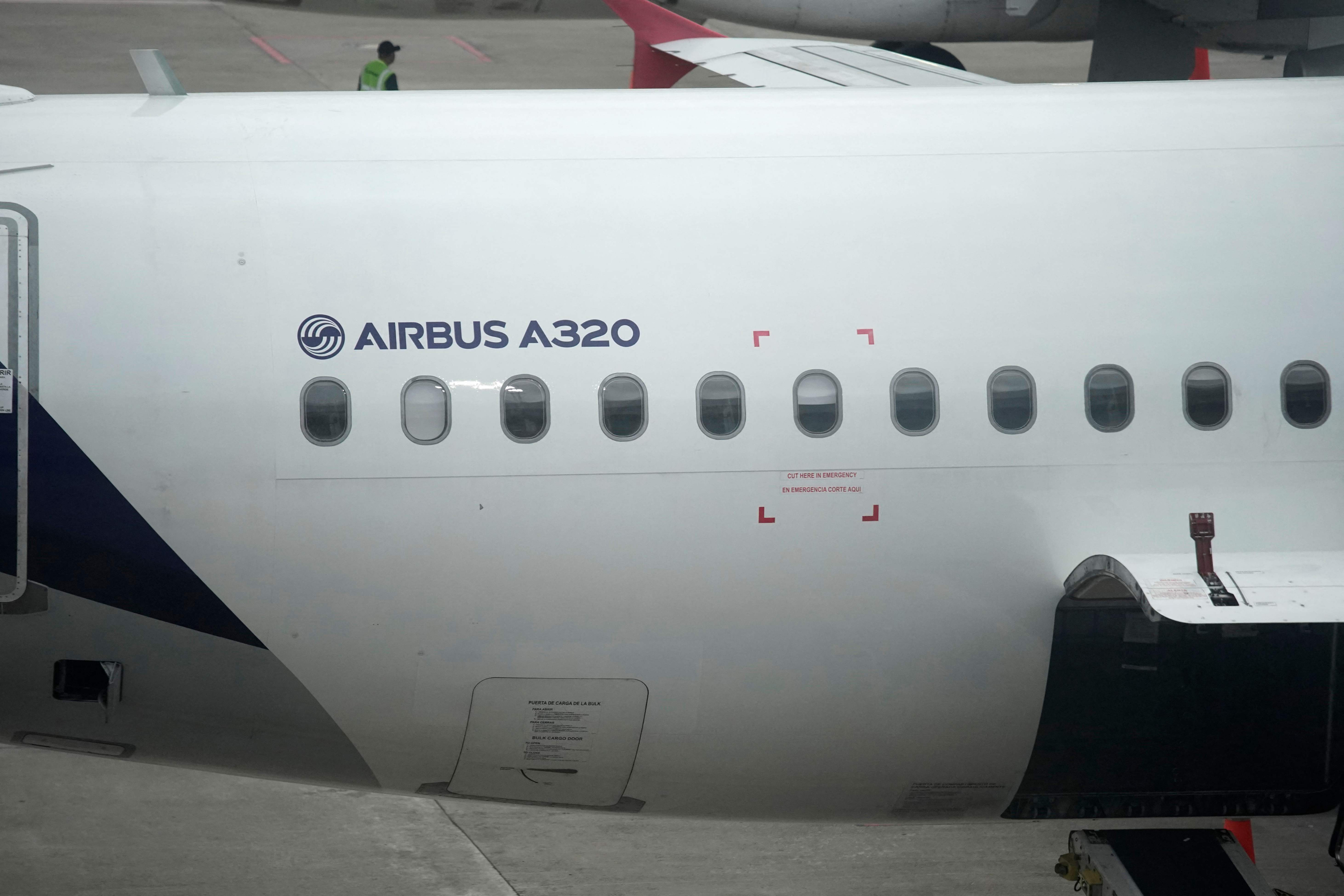 Evacúan a 169 pasajeros por incendio cerca del avión Airbus A320 en ...