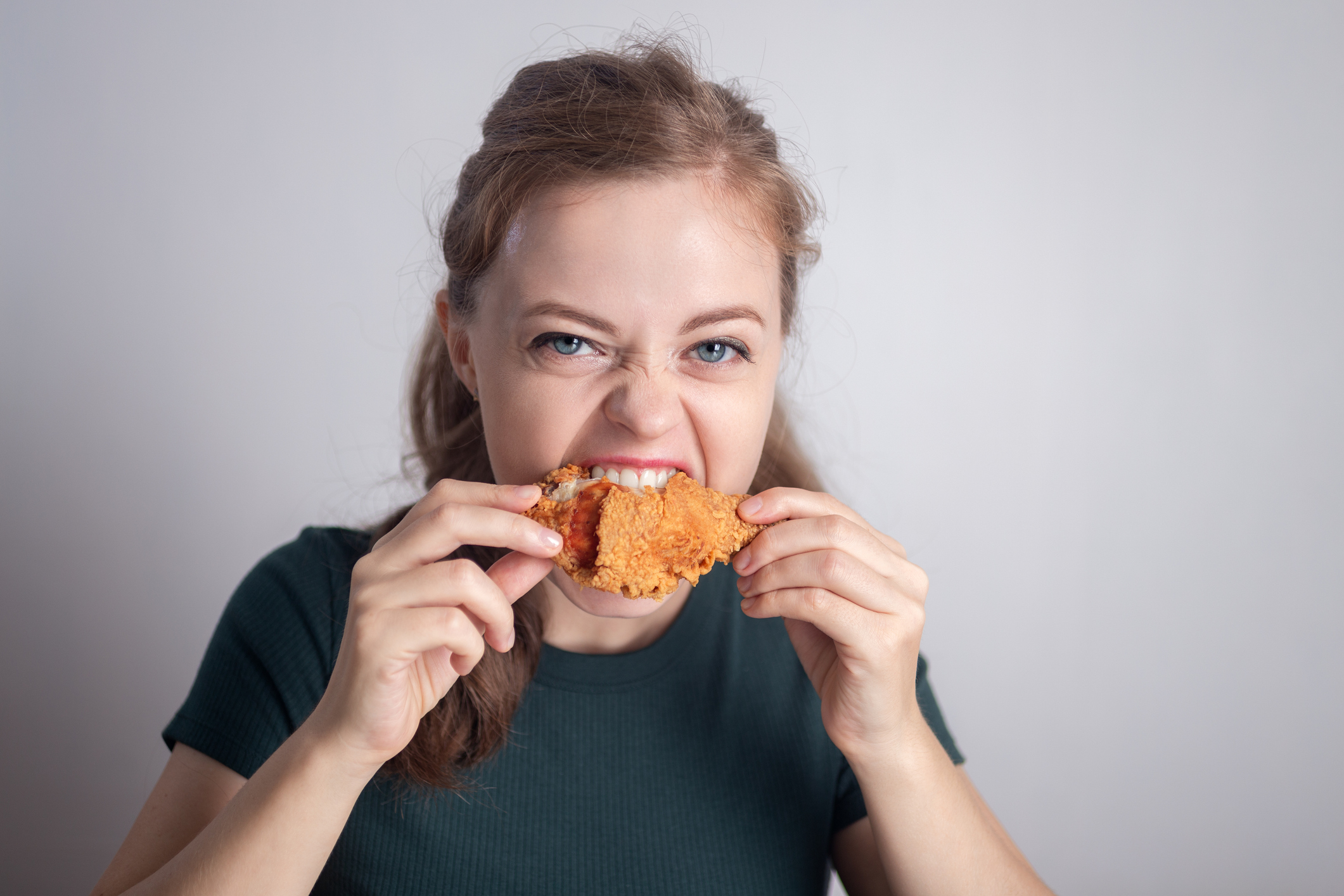 La comida sabe mejor con las manos: razones científicas demuestran que ...