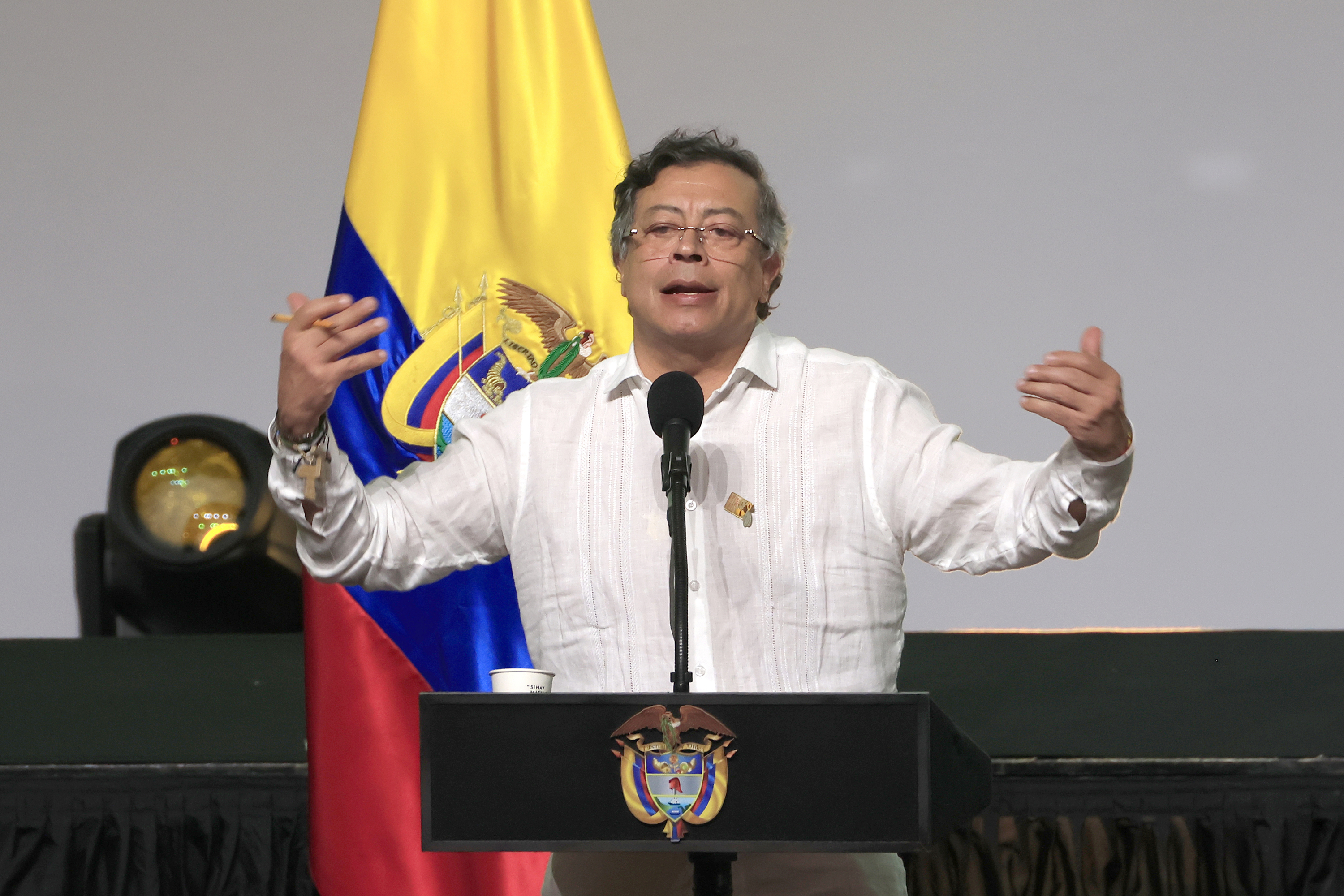 Petro asegura que reducción en costo de canasta familiar es resultado ...