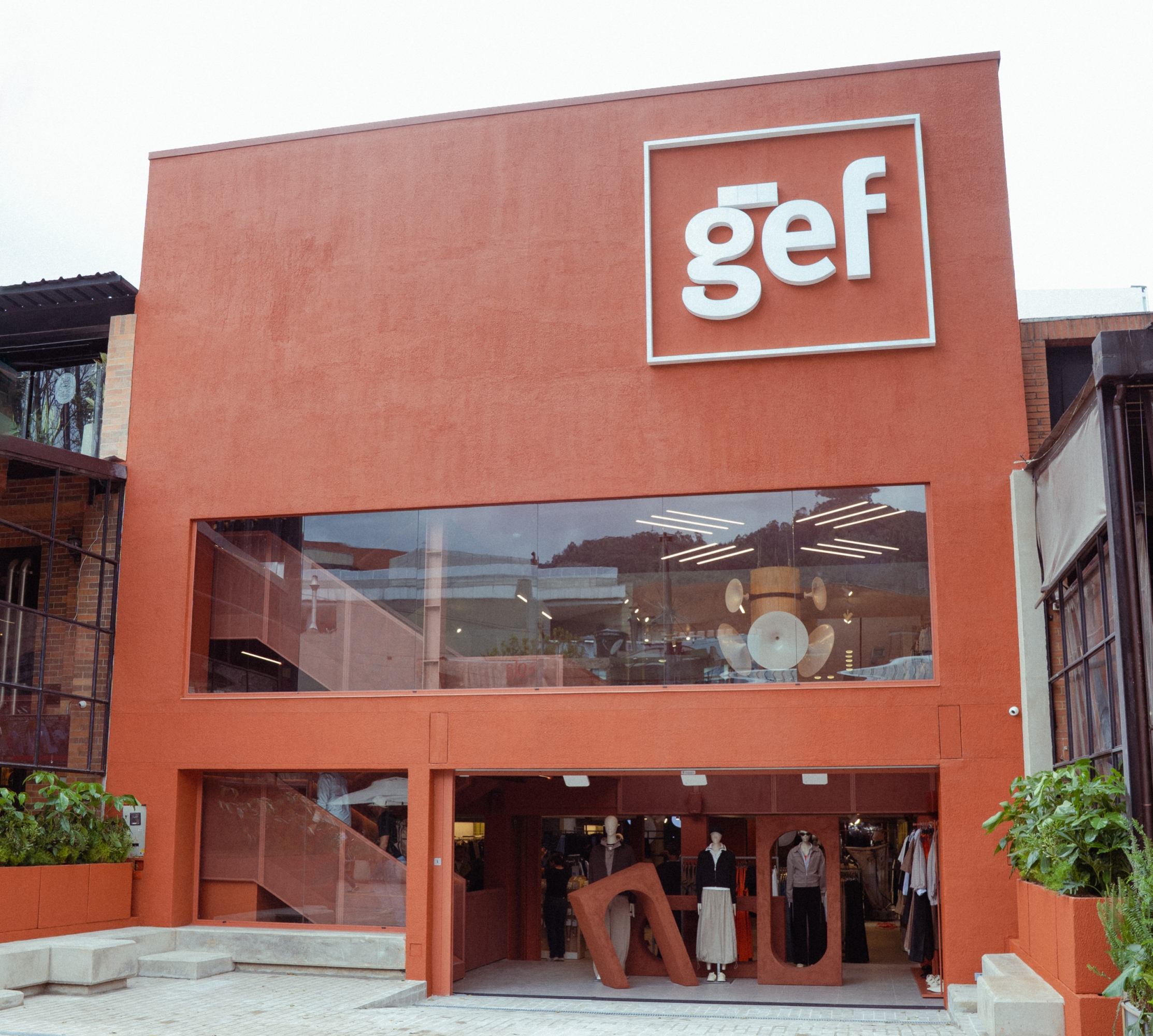 La marca de ropa Gef abre tienda insignia en Bogotá y apuesta por ...